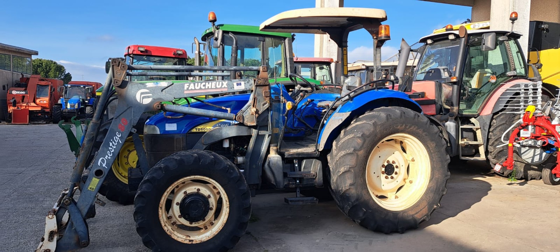 Trattore New Holland TD5050 con caricatore frontale Faucheux - Prestige 80